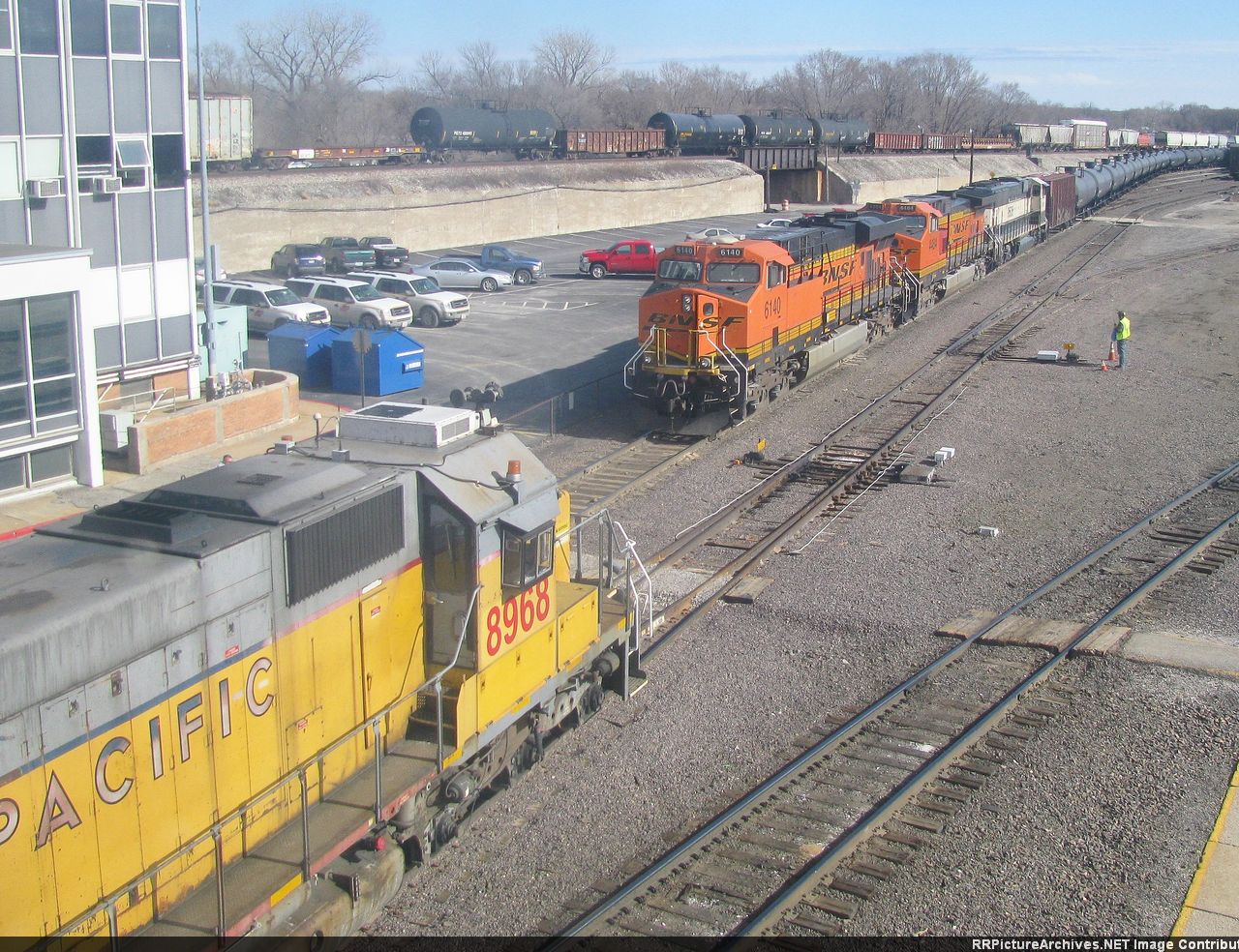 BNSF 6140 change crews